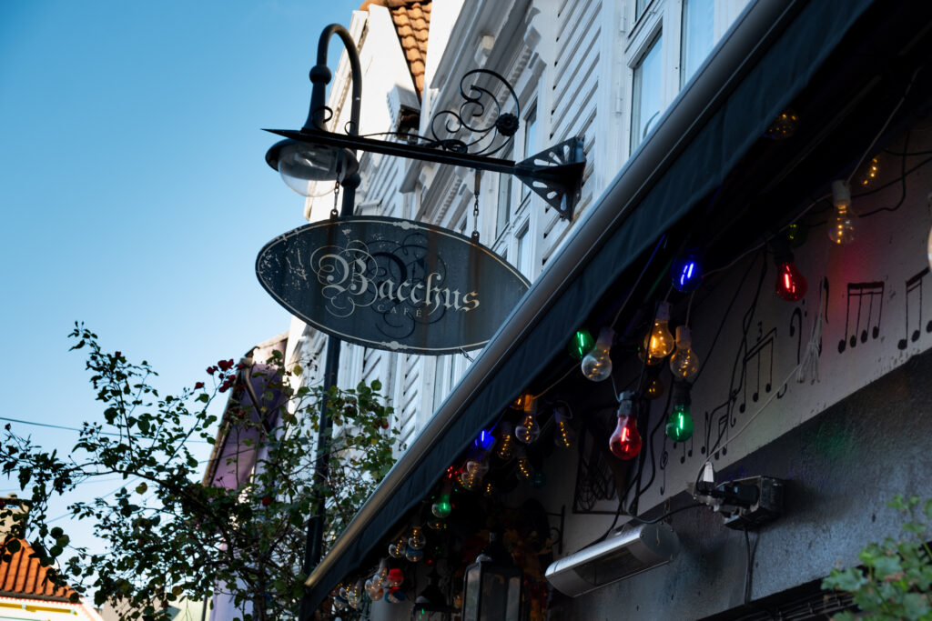 Kontakt og åpningstider hos Bacchus Café
